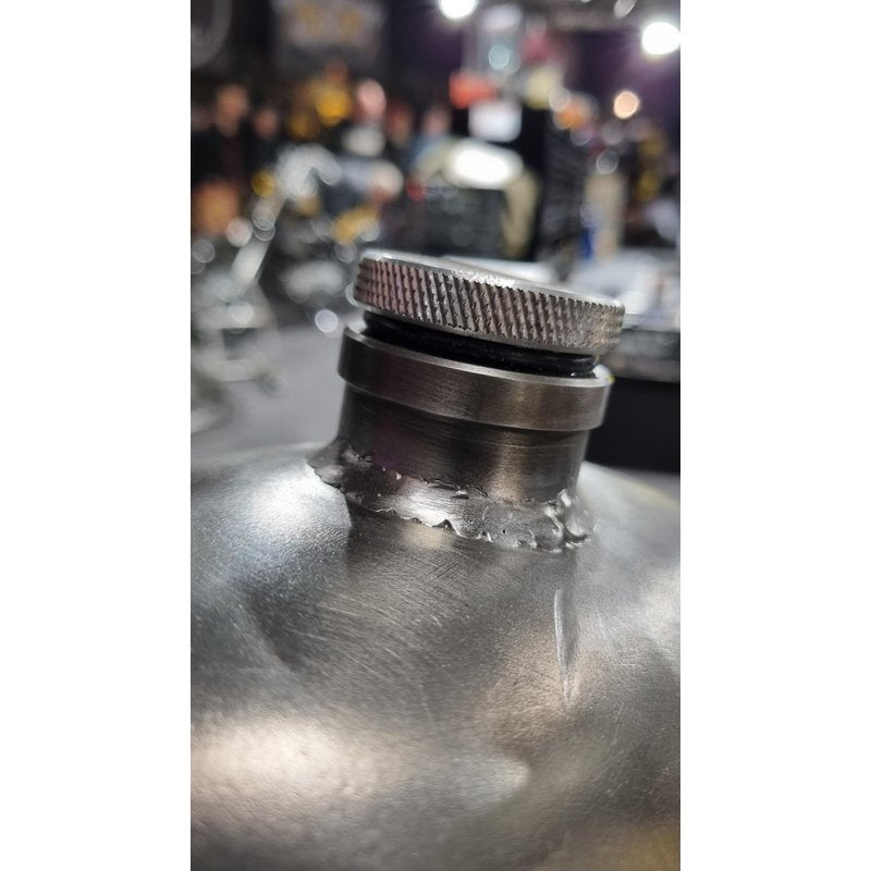 Aluminium Gas Cap black with knurl and weld-in bung – roadsiderepairshop